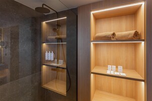 Chuveiro, produtos de toalete grátis, secador de cabelo 