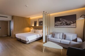 Suite Júnior, varanda | Minibar, cofre no quarto, secretária, cortinas/cortinados opacos 