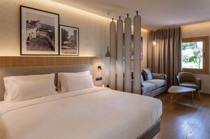 Minibar, cofre no quarto, secretária, cortinas/cortinados opacos 