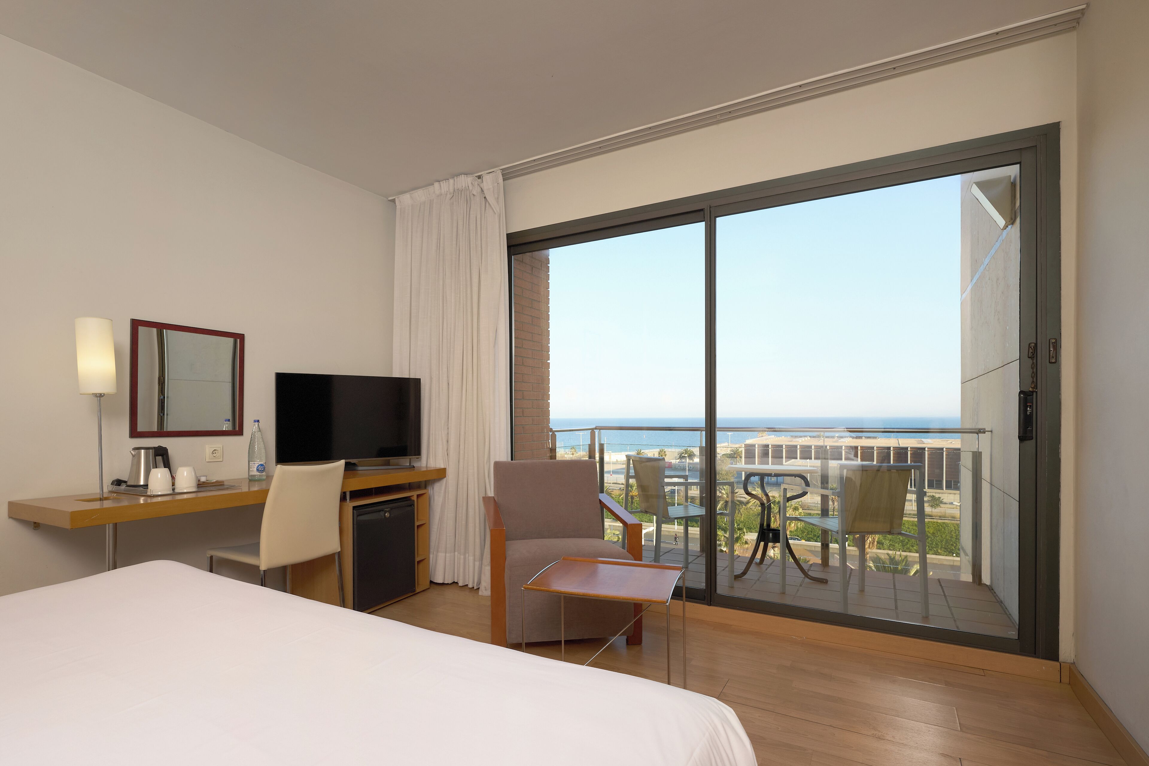 Minibar, cofre no quarto, secretária, cortinas/cortinados opacos 