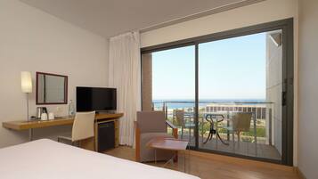 Minibar, cofre no quarto, secretária, cortinas/cortinados opacos