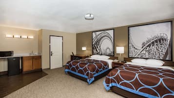 Suite, 2 camas queen-size, não fumadores | 1 quarto, secretária, cortinas/cortinados opacos