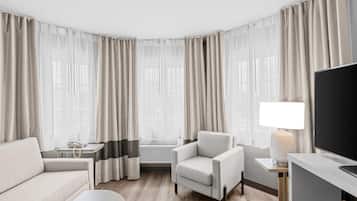 Suite, várias camas, não fumadores | Camas de colchão pillowtop, secretária, cortinas/cortinados opacos