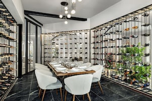 12 restaurantes: servem pequenos-almoços, almoços e jantares