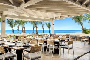 12 restaurantes: servem pequenos-almoços, almoços e jantares