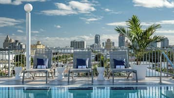 Piscina exterior, da(s) 8:00 à(s) 22:00, espreguiçadeiras