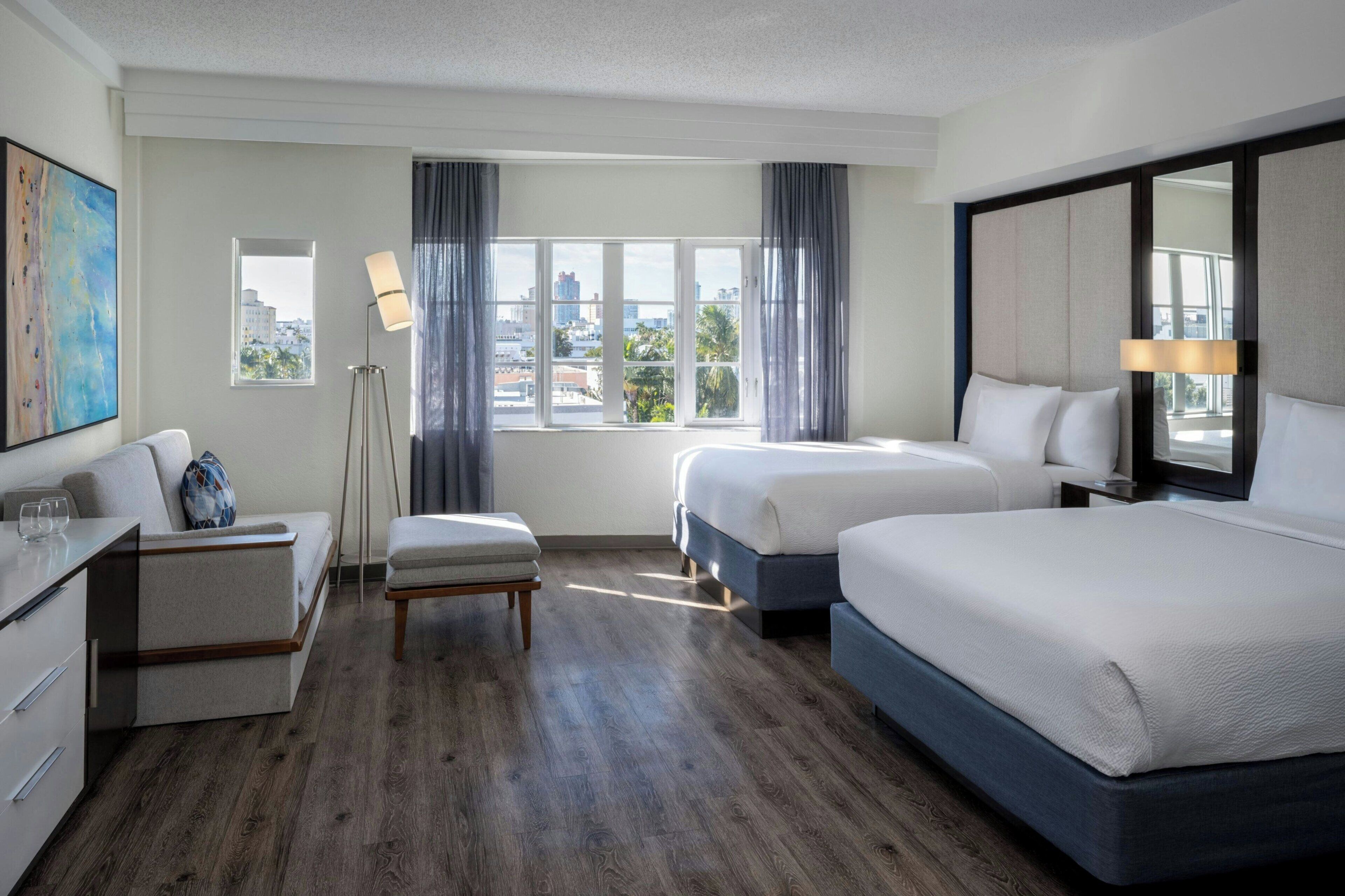 Quarto, várias camas | Roupa de alta qualidade, edredões de penas, cofre no quarto, secretária 