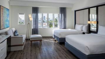 Quarto, várias camas | Roupa de alta qualidade, edredões de penas, cofre no quarto, secretária