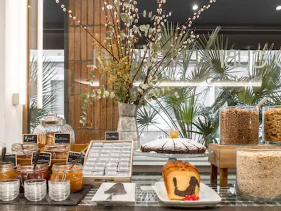 Pequeno-almoço tipo buffet diário (16 EUR por pessoa)