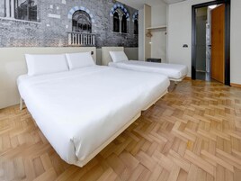 Quarto Triplo, não fumadores | Roupa hipoalergénica, cofre no quarto, secretária 
