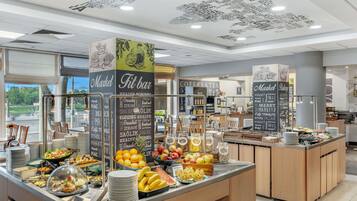 Pequeno-almoço tipo buffet diário mediante uma taxa