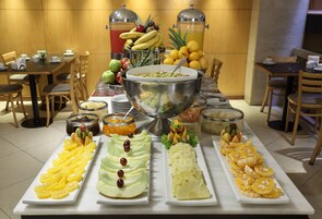 Café da manhã com buffet grátis todos os dias
