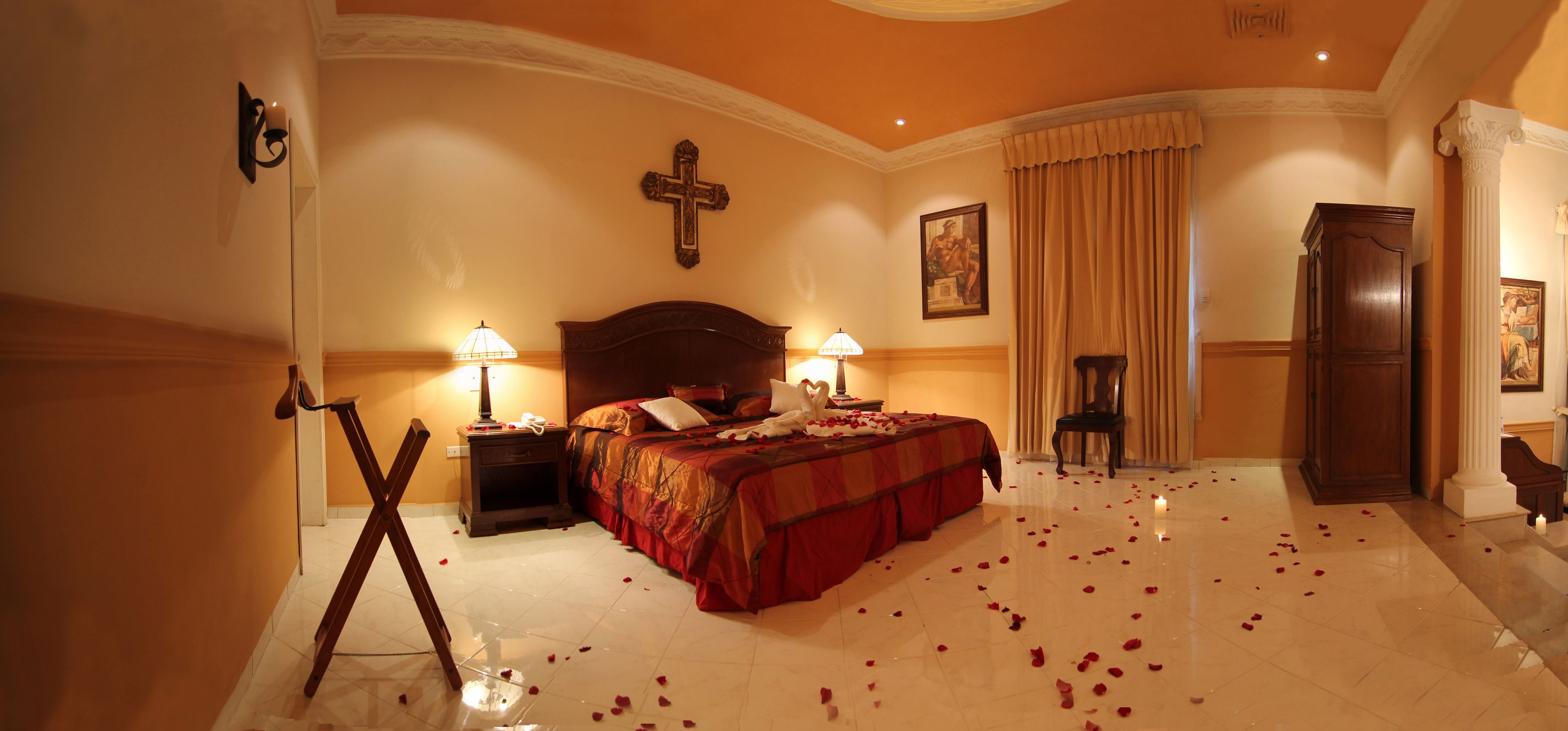 Master Suite with One King Bed & Spa Bath - Garden View | Cofre no quarto, com decoração personalizada 