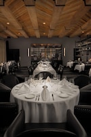 4 restaurantes: servem almoços e jantares
