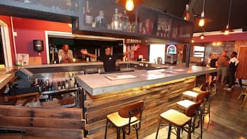 3 bares/lounges, um bar junto à piscina, um bar de praia