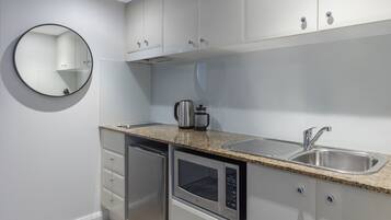 Geladeira, micro-ondas, cooktop, cafeteira/chaleira