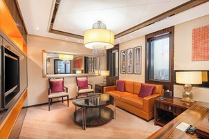 Suíte executiva, vista para a cidade | Edredons de pluma, frigobar, cofres nos quartos, escrivaninha