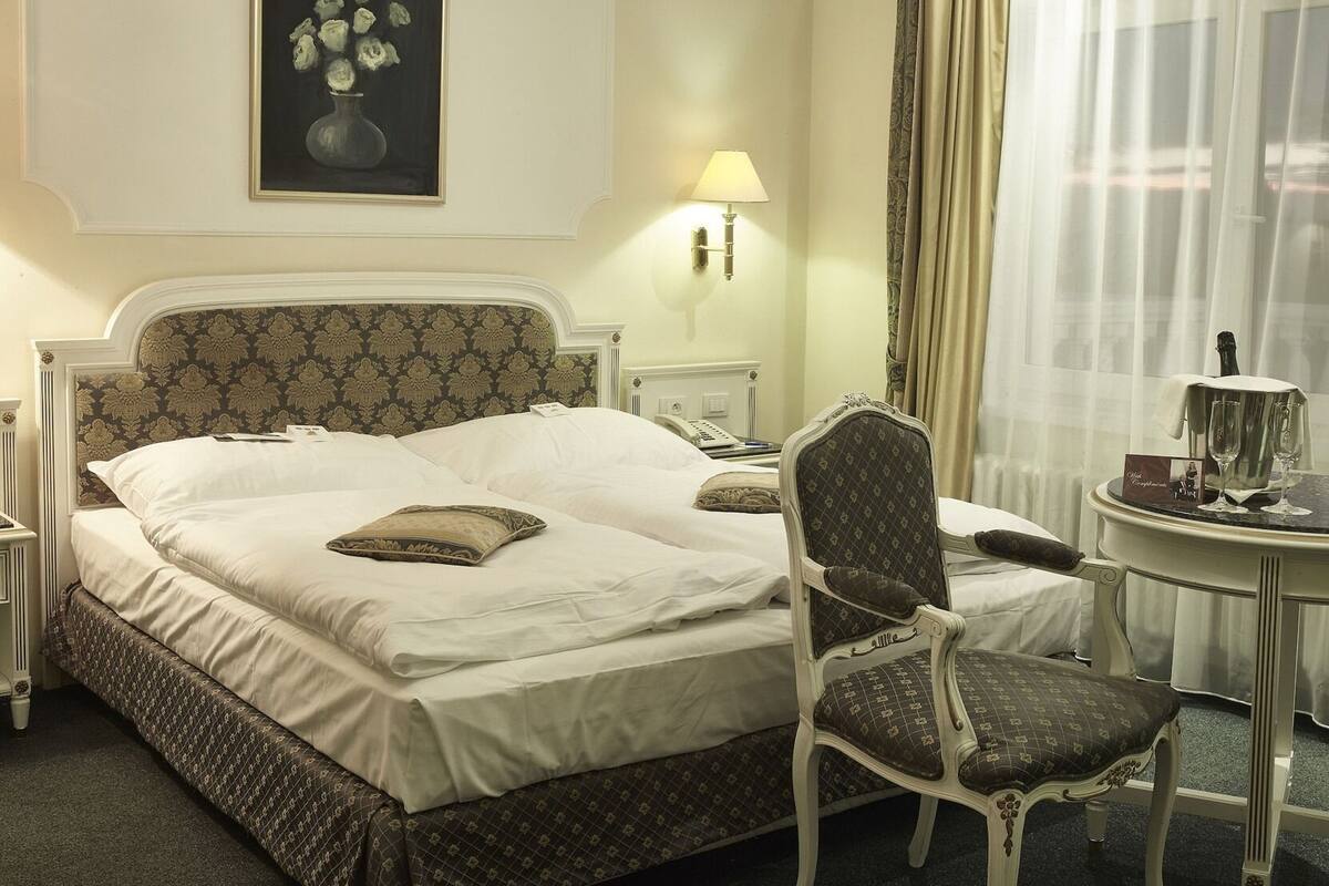 Roupa hipoalergénica, minibar, cofre no quarto, secretária 