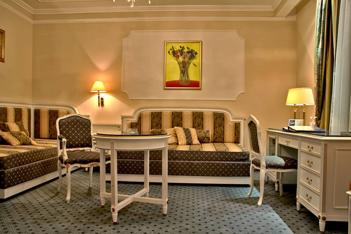 Suite Júnior, 1 quarto | Roupa hipoalergénica, minibar, cofre no quarto, secretária 