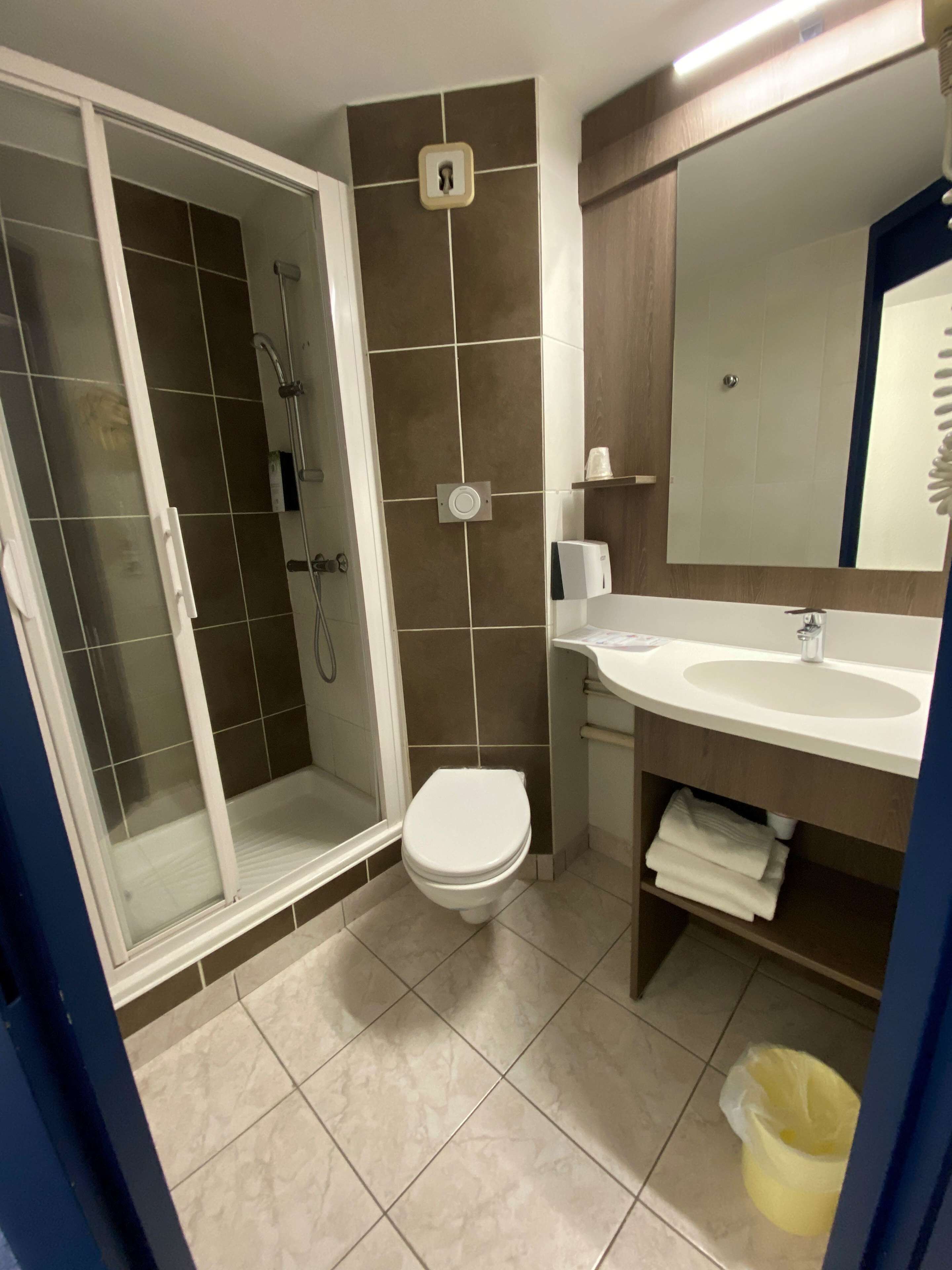 Um polibã, artigos de higiene ecológicos, toalhas fornecidas 