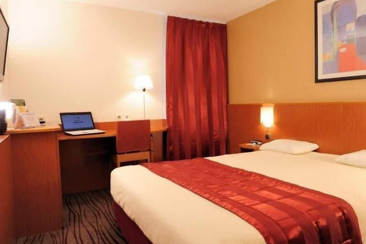 Escrivaninha, quartos à prova de som, Wi-Fi de cortesia, roupa de cama