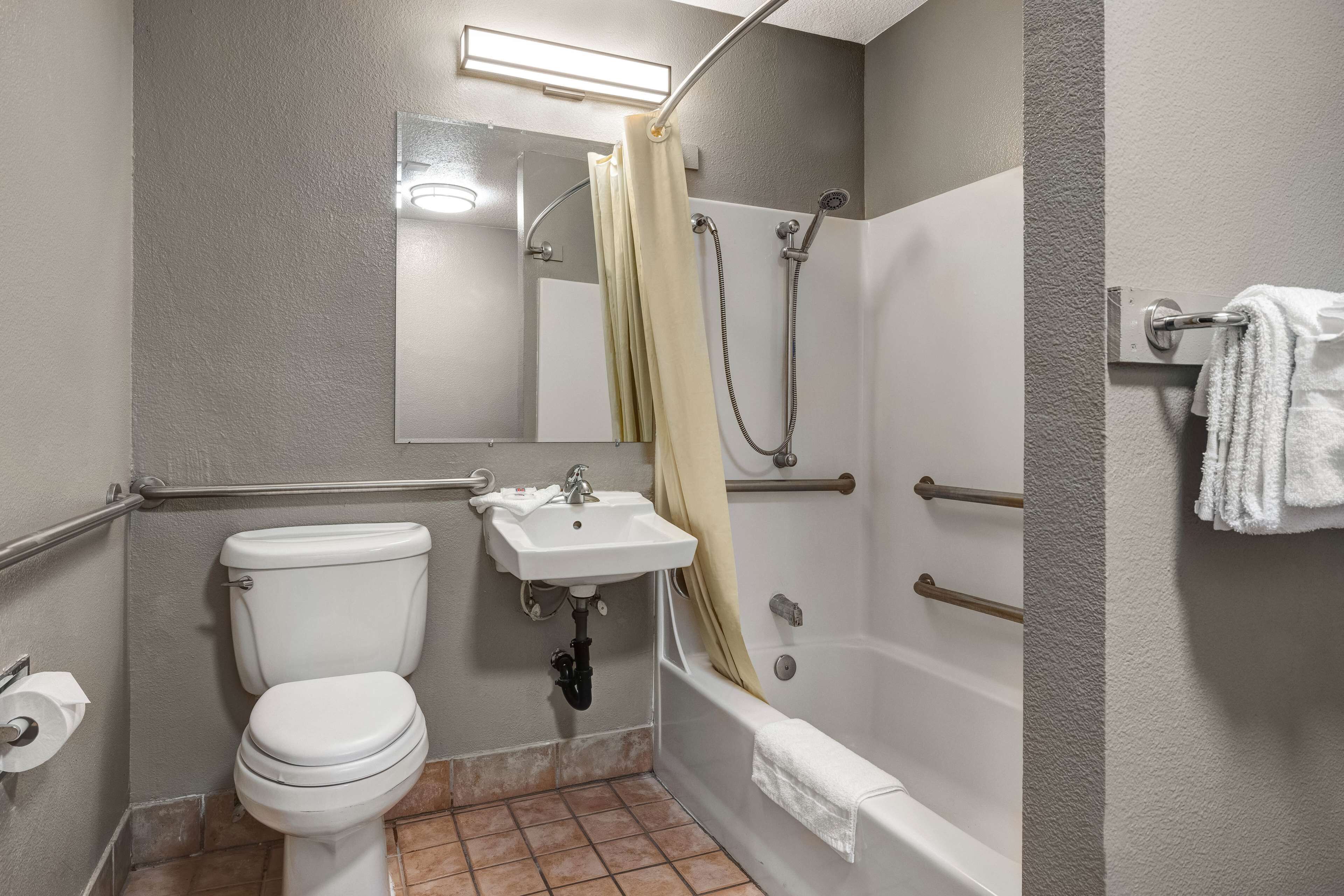 Uma casa de banho com sanita, lavatório e banheira.