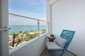 Deluxe Room with Balcony and Sea View - Newly Renovated | Minibar, cofre no quarto, ferro/tábua de engomar, Wi-fi grátis 