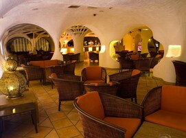 Junto à piscina, serve pequenos-almoços e almoços