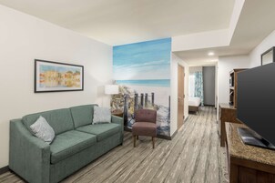 Suite com 1 Quarto, 1 Cama King-size | Sala de estar | TV de ecrã plano, consola de videojogos, filmes pagos 