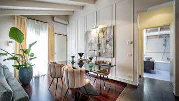 Condo luxo, 1 quarto | 15 quartos, edredons de pluma, frigobar, cofres nos quartos