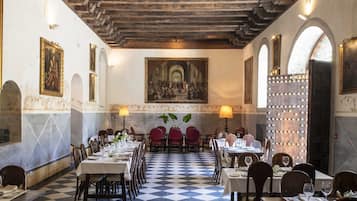 Pequenos-almoços, almoços, jantares servidos, cozinha regional