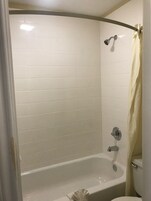 Uma combinação polibã/banheira, toalhas fornecidas 