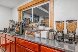 Café da manhã para viagem grátis todos os dias