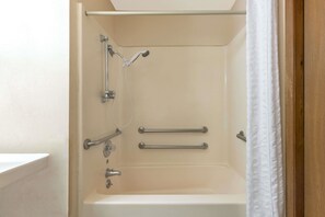 Quarto, acessível | Casa de banho | Uma combinação polibã/banheira, artigos de higiene pessoal grátis