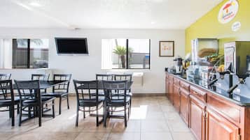 Café da manhã para viagem grátis todos os dias