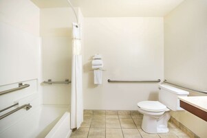 Quarto, 1 cama Queen, acessível, para não fumantes (Tub with Grab Bars) | Banheiro | Chuveiro/banheira combinados, produtos de toalete grátis