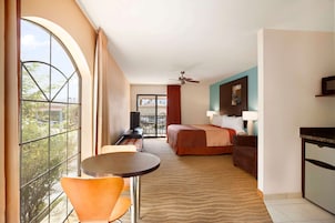 Suite-Estúdio, 1 cama king-size, não fumadores (Upper Floor) | Cofre com capacidade para portátil, quartos insonorizados, Wi-fi grátis