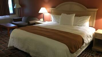 Quarto, 1 cama King | Quartos à prova de som, ferros/tábuas de passar roupa, Wi-Fi de cortesia