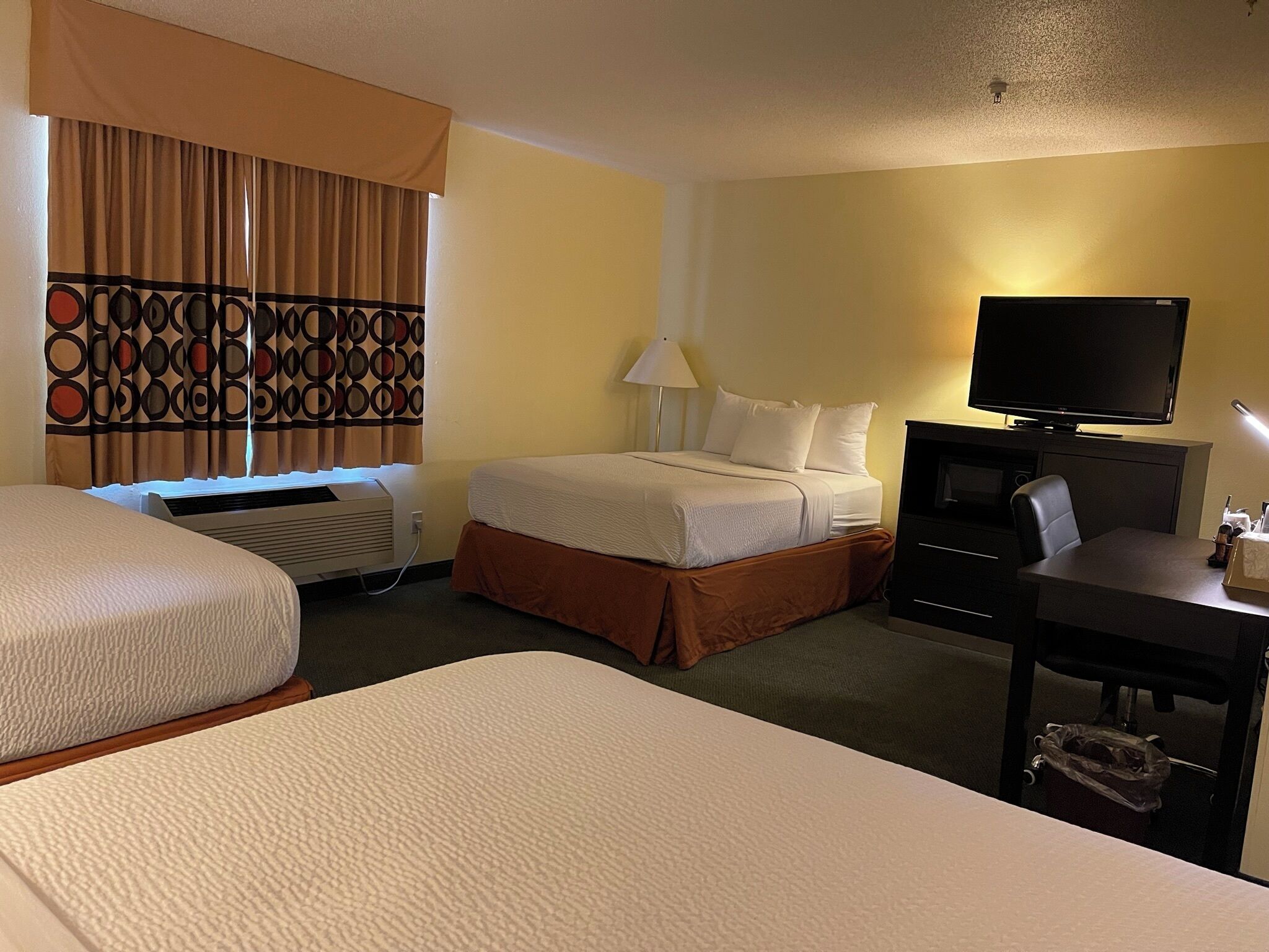 Uma combinação polibã/banheira, artigos de higiene pessoal grátis 