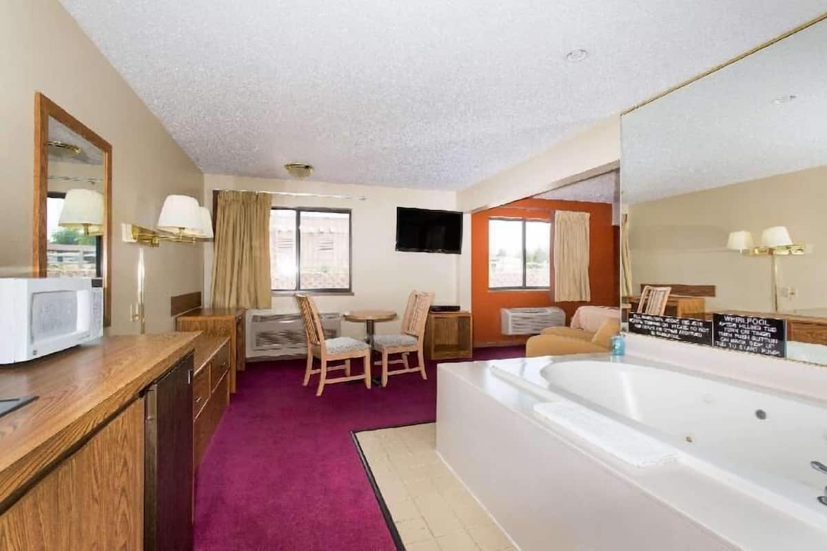 Escrivaninha, ferros/tábuas de passar roupa, Wi-Fi de cortesia