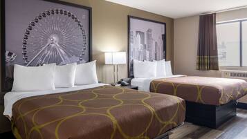 Quarto de hotel com duas camas, uma pintura de paisagem urbana, uma janela grande com cortinas e vista para a cidade.