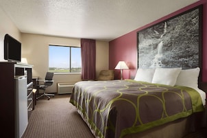 Secretária, cortinas/cortinados opacos, ferro/tábua de engomar 