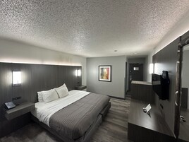 Quarto, 1 cama King, para não fumantes, geladeira | Roupas de cama premium, escrivaninha, ferros/tábuas de passar roupa