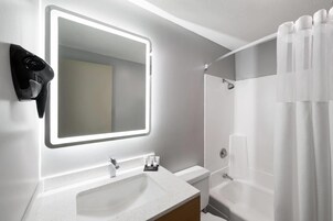 Quarto, 2 camas Queen, para não fumantes | Banheiro | Toalhas de banho 
