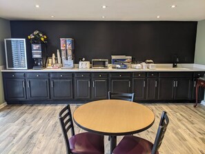 Café da manhã para viagem grátis todos os dias