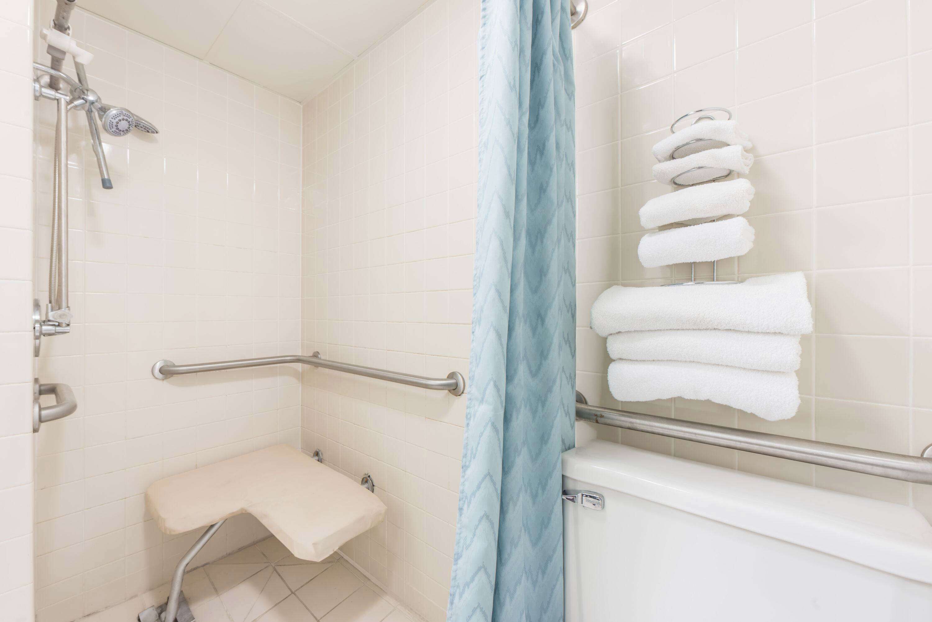 Quarto, 2 camas queen-size, acessível, não fumadores (Mobility) | Secretária, ferro/tábua de engomar, berços/camas para crianças grátis 