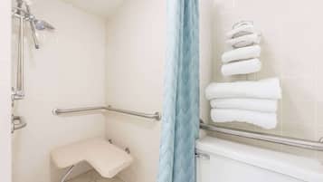 Quarto, 2 camas queen-size, acessível, não fumadores (Mobility) | Secretária, ferro/tábua de engomar, berços/camas para crianças grátis