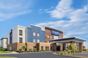 Hotel City Express by Marriott, com design moderno, fachada de tijolos e esquema de cores azul e branco.
