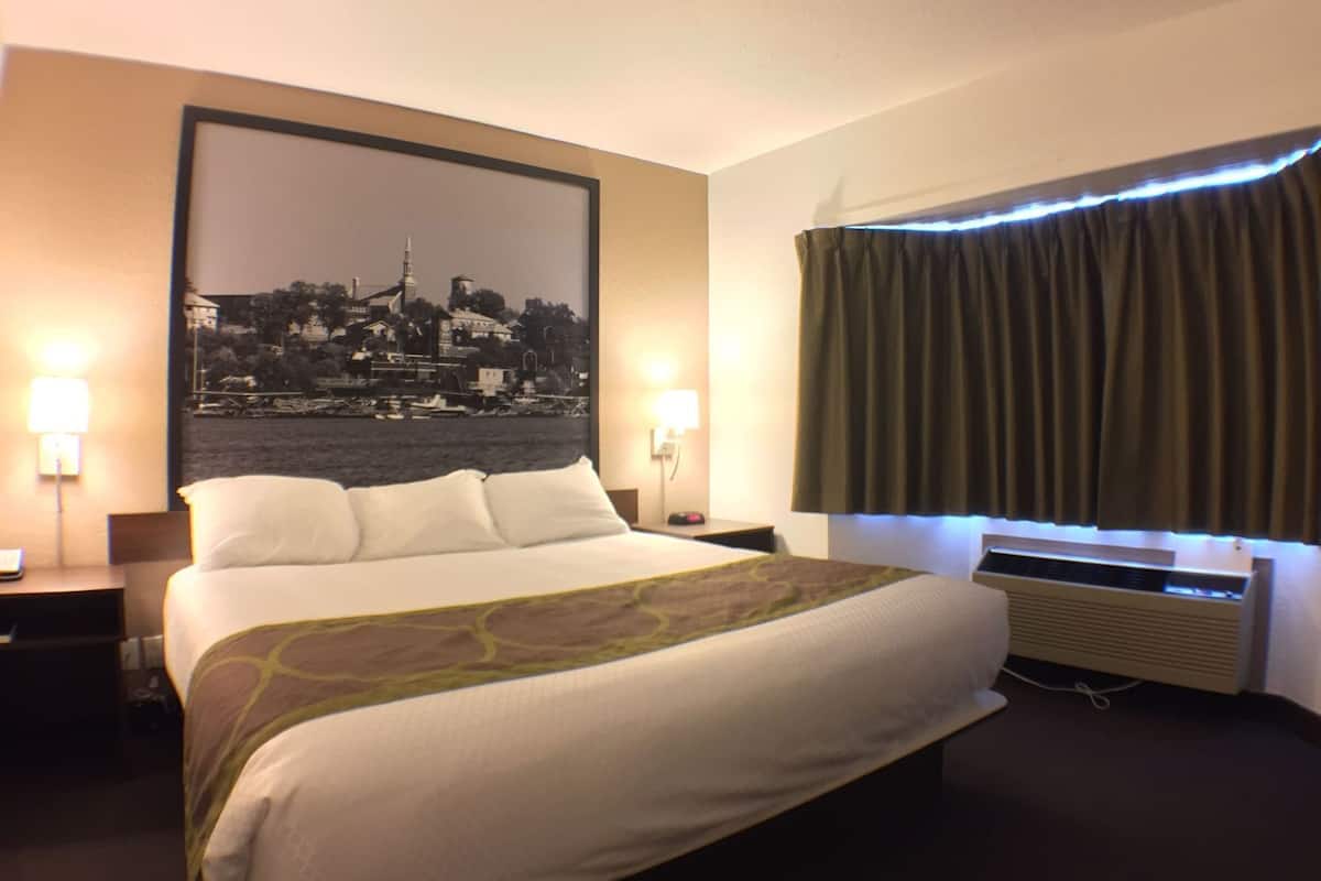 Cofres nos quartos, escrivaninha, espaço de trabalho para notebook