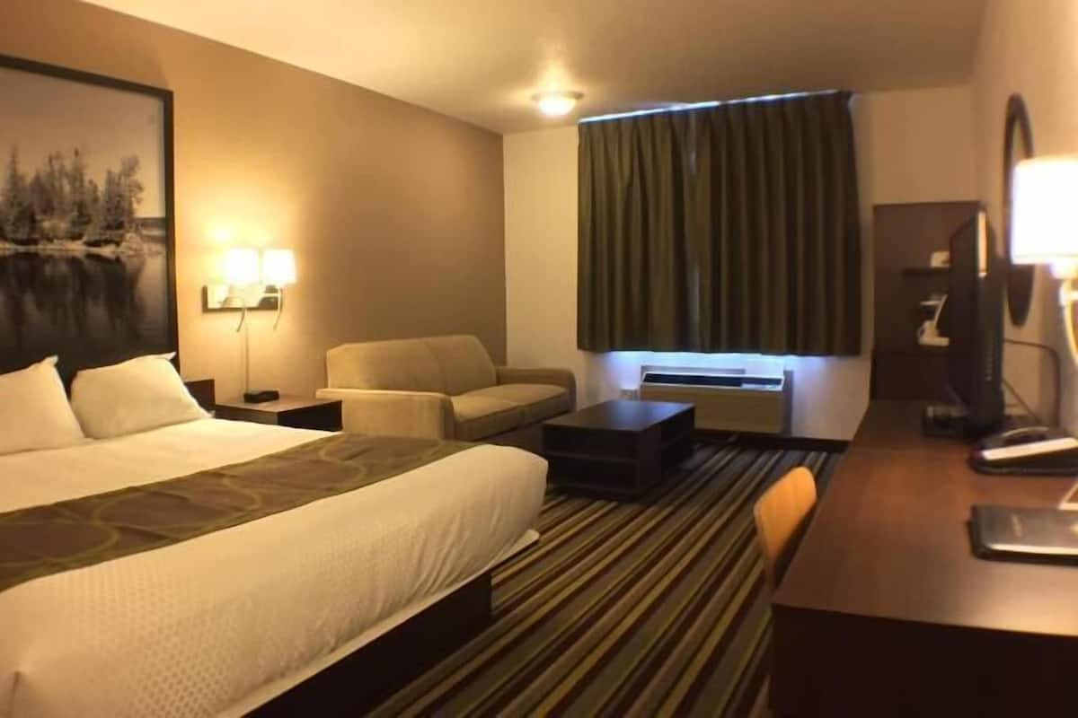 Cofres nos quartos, escrivaninha, espaço de trabalho para notebook